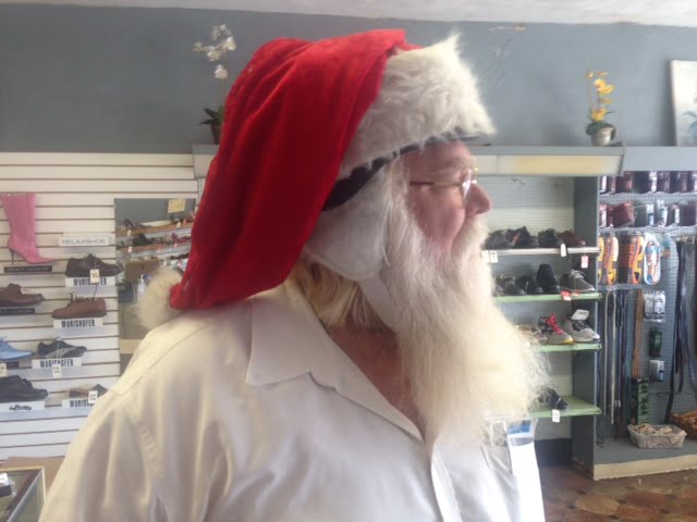 Santa turns his helmet into a custom Santa hat. – http://santabiker.com